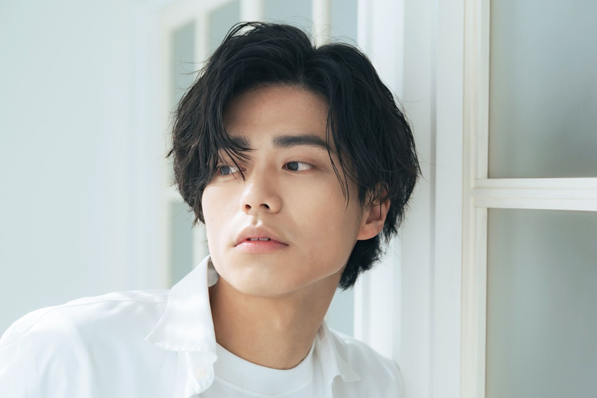 مدل موی چتری پرده‌ای (Curtain Bangs): استایلی بازگشتی از دهه‌های کلاسیک ...